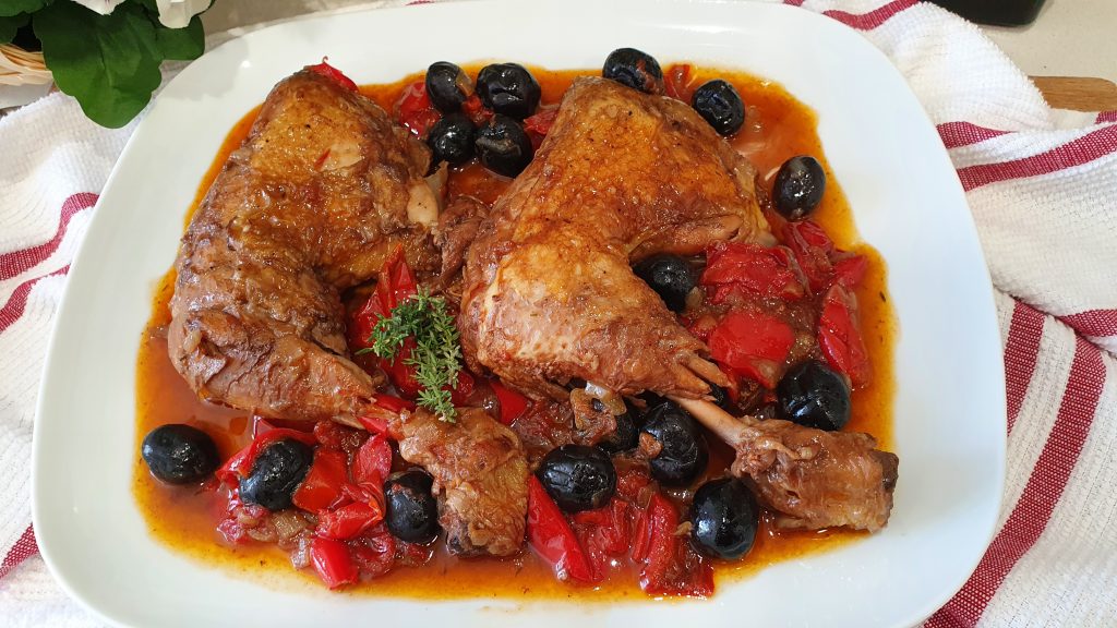 Pollo estilo griego con aceitunas y pimientos - OK-Recetas