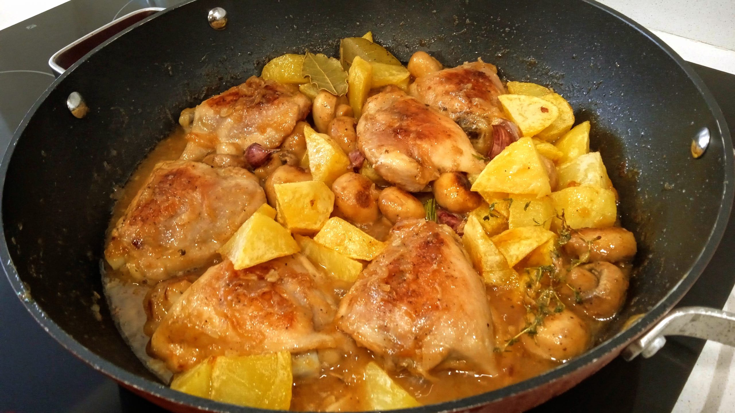 Contramuslos de pollo al cava con cebolla caramelizada - OK-Recetas